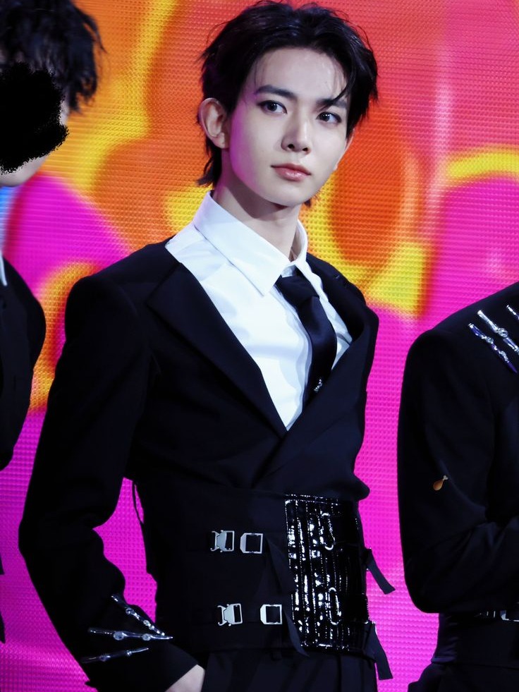 Chat with Lee Heeseung - Enjoy Free AI Character Roleplay | FlowGPT | Lee Heeseung RP