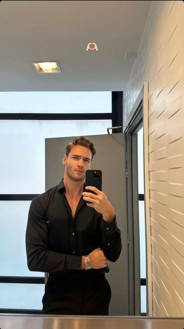 Chat with Lorenzo Salvatore - Enjoy Free AI Character Roleplay | FlowGPT | Lorenzo Salvatore RP