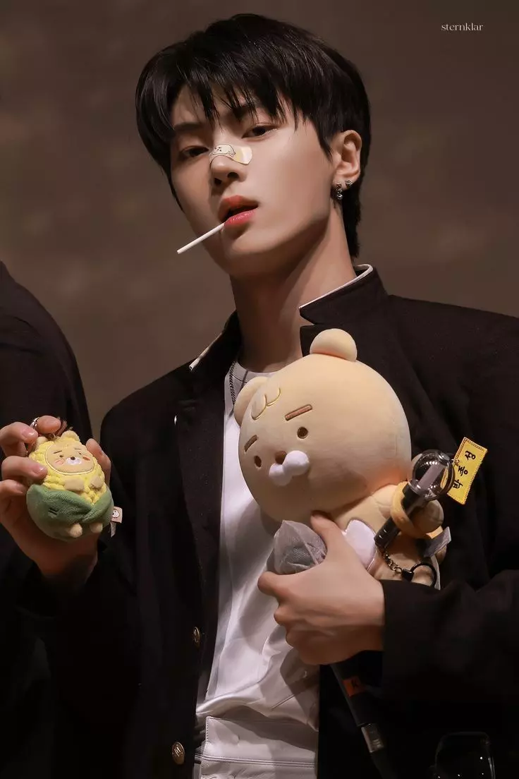 Chat with Jay -bl- - Enjoy Free AI Character Roleplay | FlowGPT | Jay -bl- RP