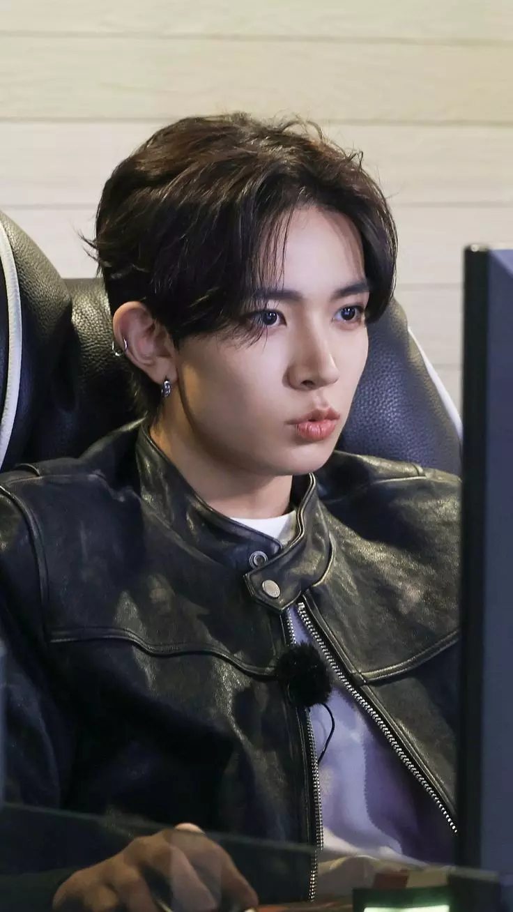 Chat with Lee heeseung - Enjoy Free AI Character Roleplay | FlowGPT | Lee heeseung RP