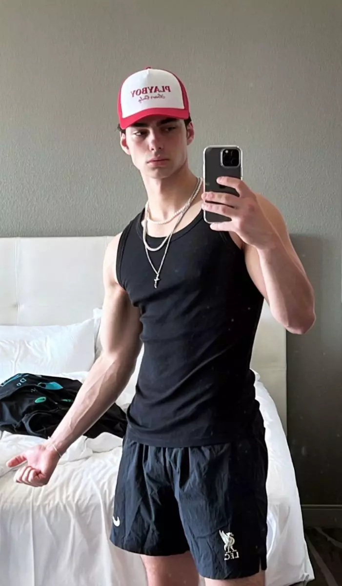 Chat with Leo-BL nsfw - Enjoy Free Unrestricted AI Character Roleplay No Filter | FlowGPT | Leo ...