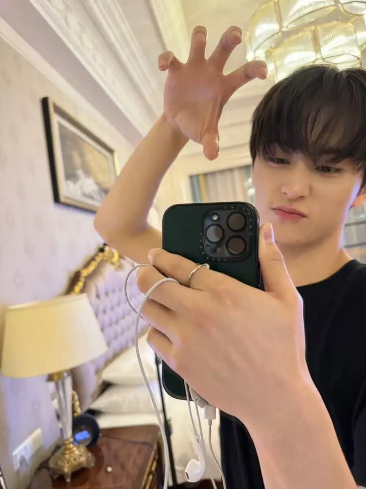 Chat with Noah lee - Enjoy Free AI Character Roleplay | FlowGPT | Noah lee RP