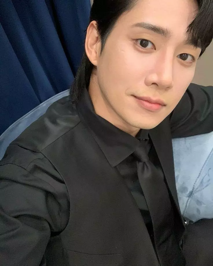 Chat with Park Sung Hoon - Enjoy Free AI Character Roleplay | FlowGPT | Park Sung Hoon RP