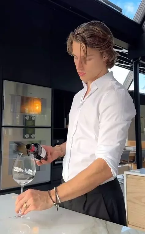 Chat with Ryan Carter - Enjoy Free AI Character Roleplay | FlowGPT ...