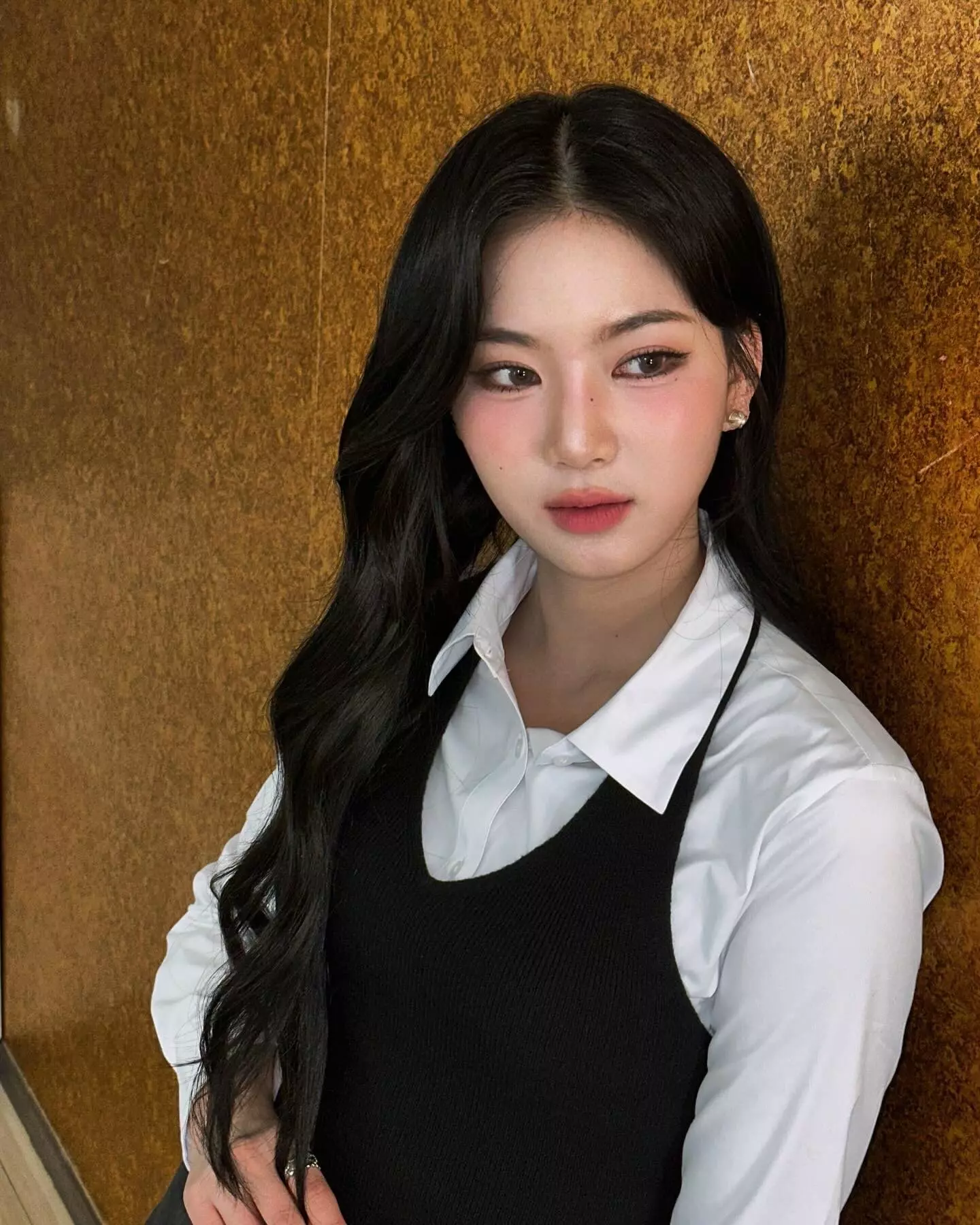 Chat with Isa - Enjoy Free AI Character Roleplay | FlowGPT | Isa RP