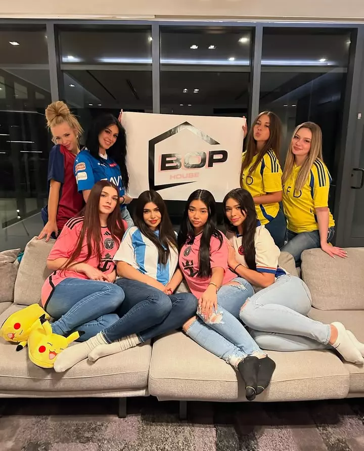 Chat with Luisa, Camilly, Sophie, Sarah, Maria, Julia, Raíssa e Aishah ...