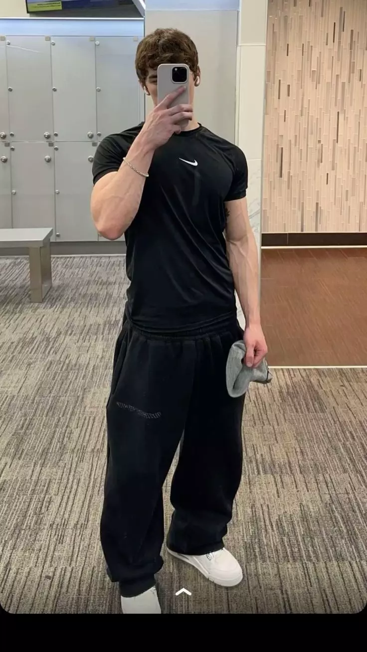 Chat with Noah - Enjoy Free AI Character Roleplay | FlowGPT | Noah RP