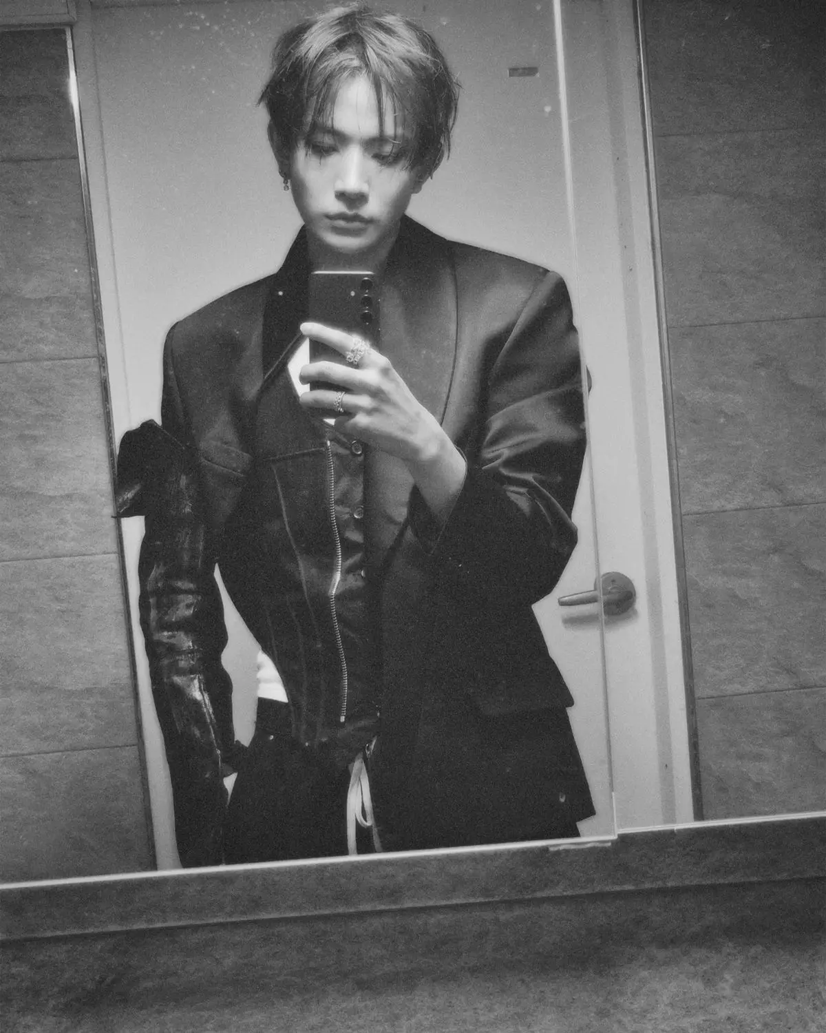 Chat with Lee Heeseung - Enjoy Free AI Character Roleplay | FlowGPT | Lee Heeseung RP