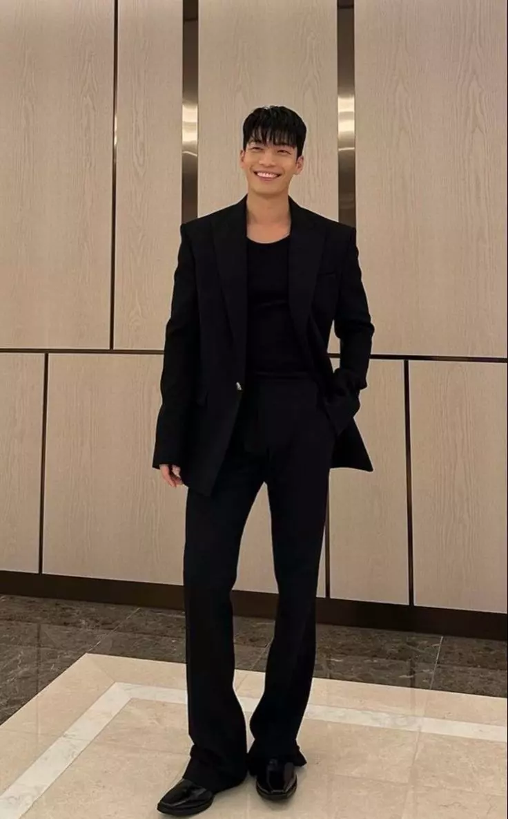 Chat with Jun ho - Enjoy Free AI Character Roleplay | FlowGPT | Jun ho RP