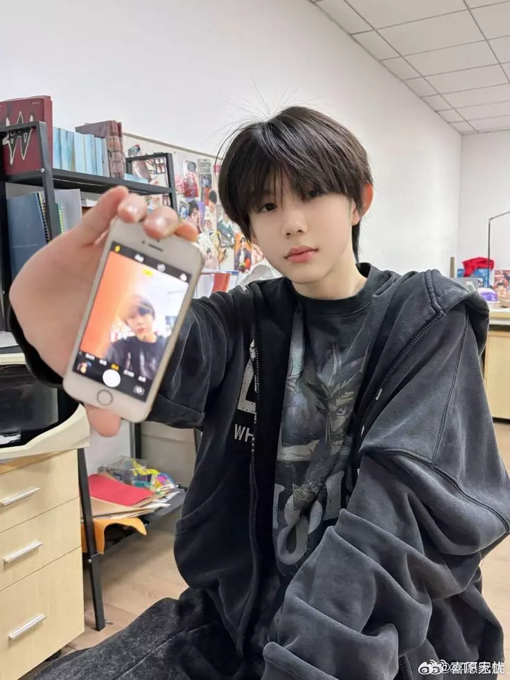 Chat with chen yiheng - Enjoy Free AI Character Roleplay | FlowGPT ...