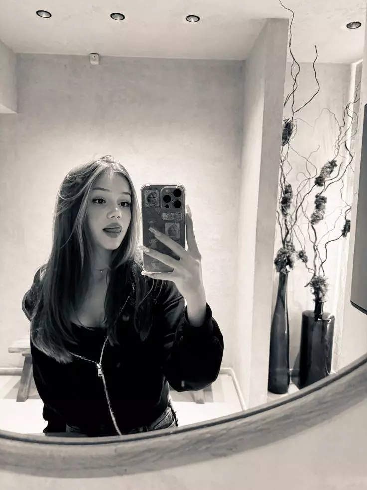 Chat with Isadora Queiroz - Enjoy Free AI Character Roleplay | FlowGPT ...