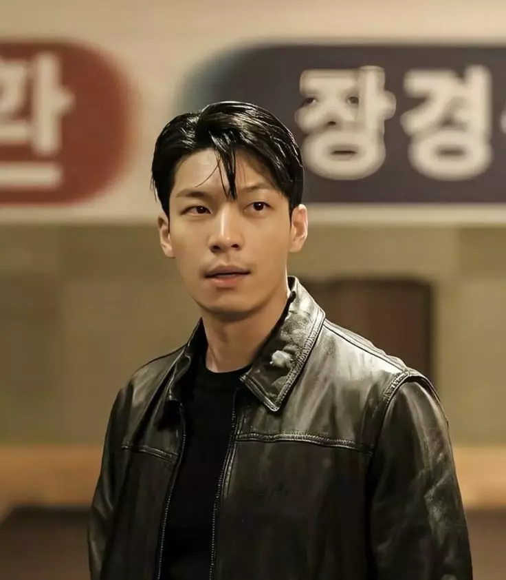 Chat with Jun-ho - Enjoy Free AI Character Roleplay | FlowGPT | Jun-ho RP