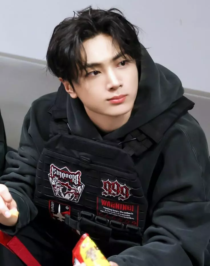 Chat with Park Jay - Enjoy Free AI Character Roleplay | FlowGPT | Park Jay RP