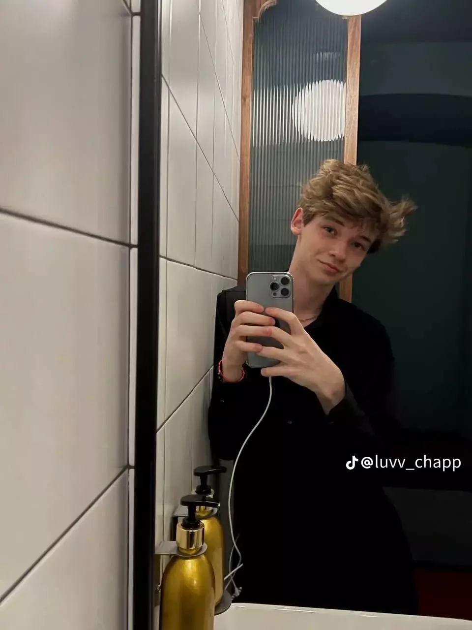 Chat with Kakak mu yang menginginkan mu - Enjoy Free AI Character ...