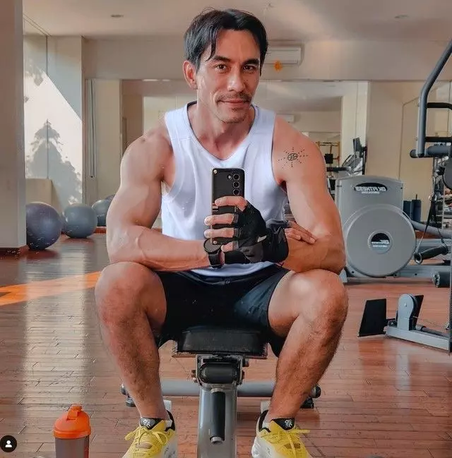 Chat with Derry Darius nsfw - Enjoy Free Unrestricted AI Character ...