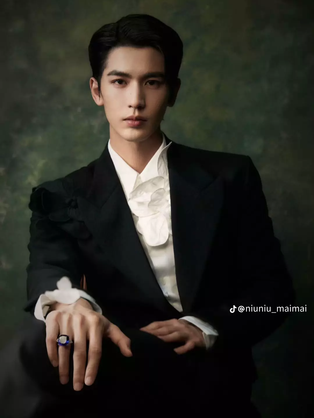 Chat with Ling He - Enjoy Free AI Character Roleplay | FlowGPT | Ling He RP