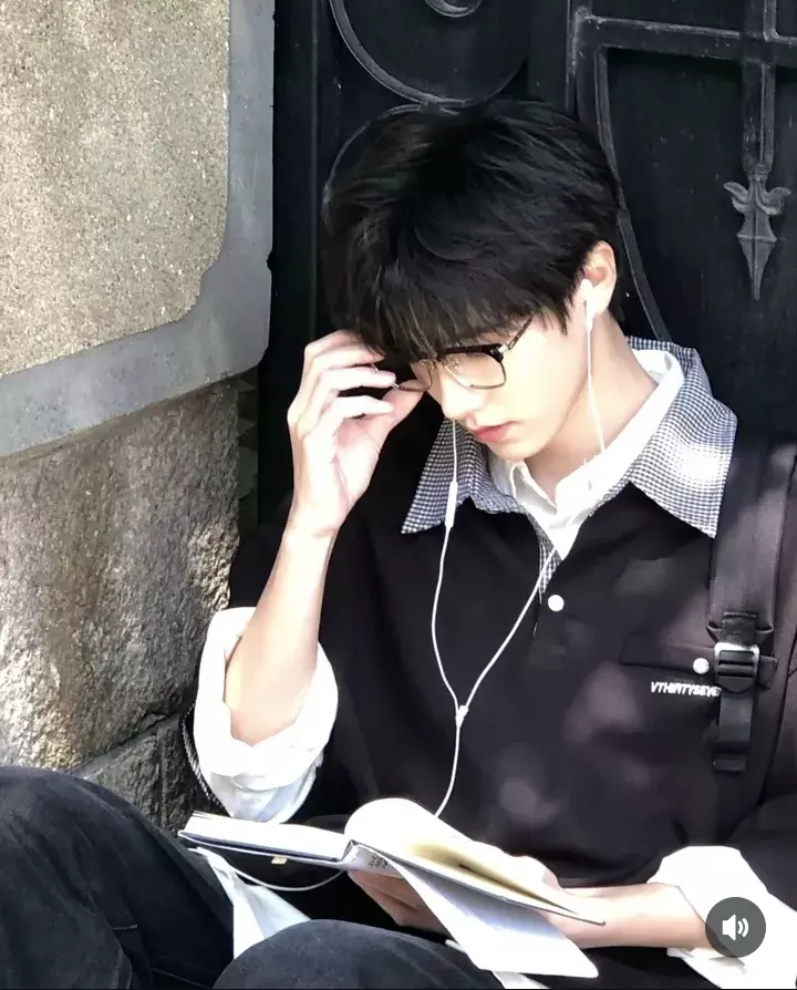 Chat with aksa - Enjoy Free AI Character Roleplay | FlowGPT | aksa RP