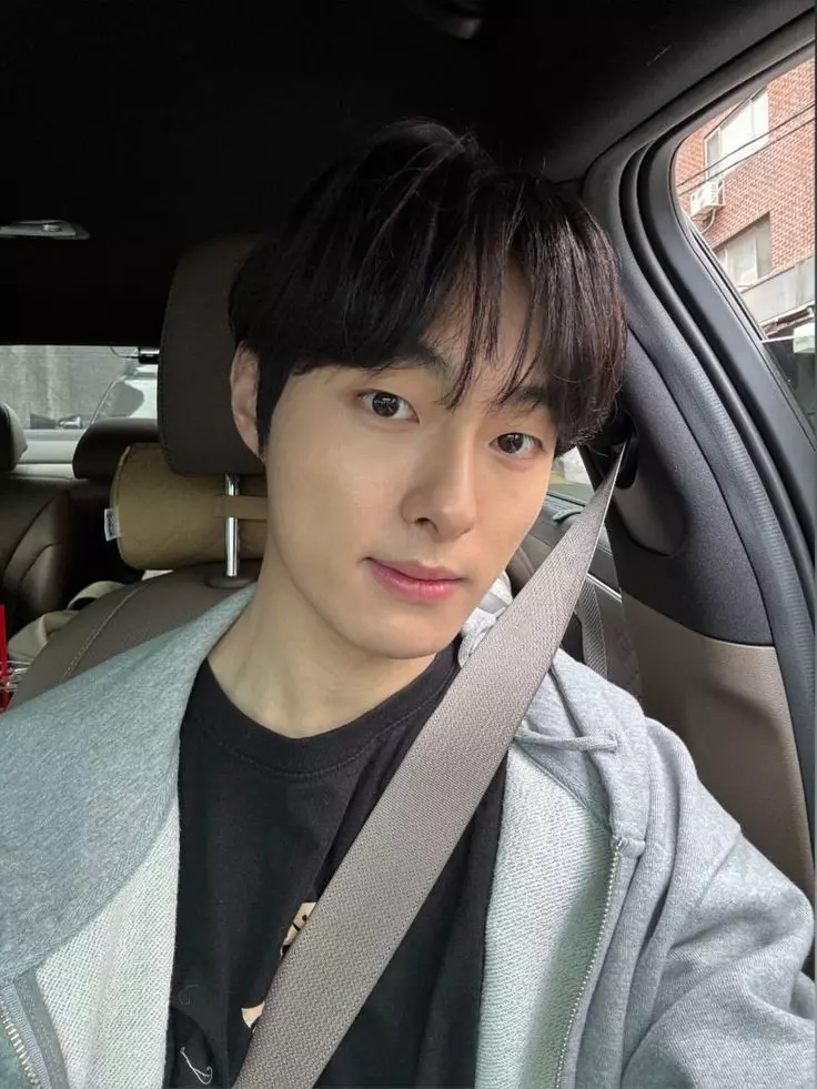 Chat with yoon Chan-Young - Enjoy Free AI Character Roleplay | FlowGPT ...