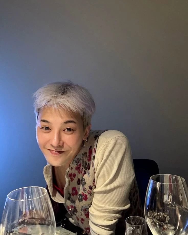 Chat with G-Dragon (Kwon Ji-yong) - Enjoy Free AI Character Roleplay | FlowGPT | G-Dragon (Kwon ...