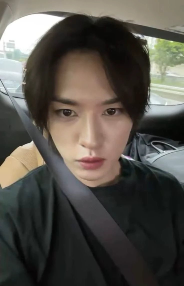 Lee Know-minho Profile on Emochi | AI Character & AI Roleplay