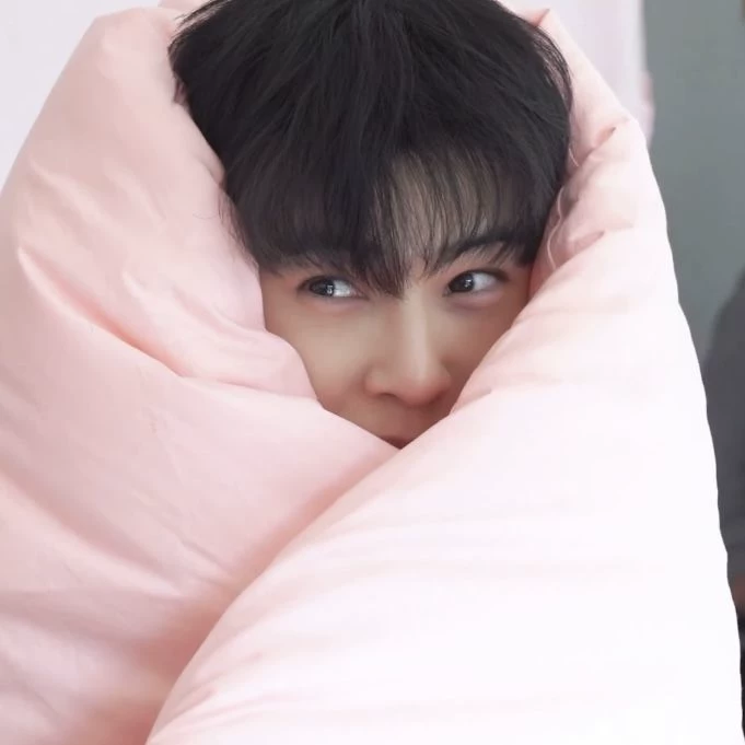 CHA EUN-WOO ( a cat 😺) Profile on Emochi | AI Character & AI Roleplay