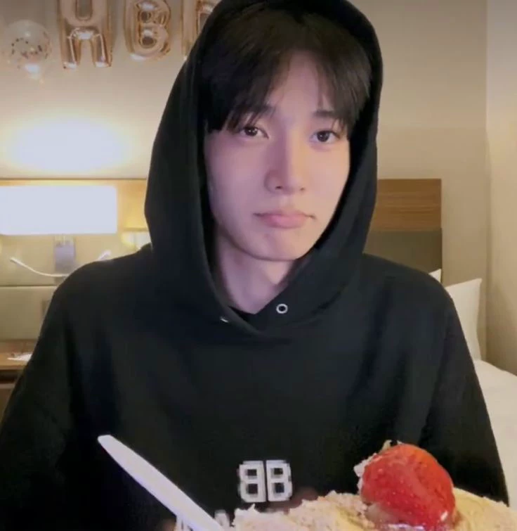 Chat with Heeseung - Enjoy Free AI Character Roleplay | FlowGPT | Heeseung RP